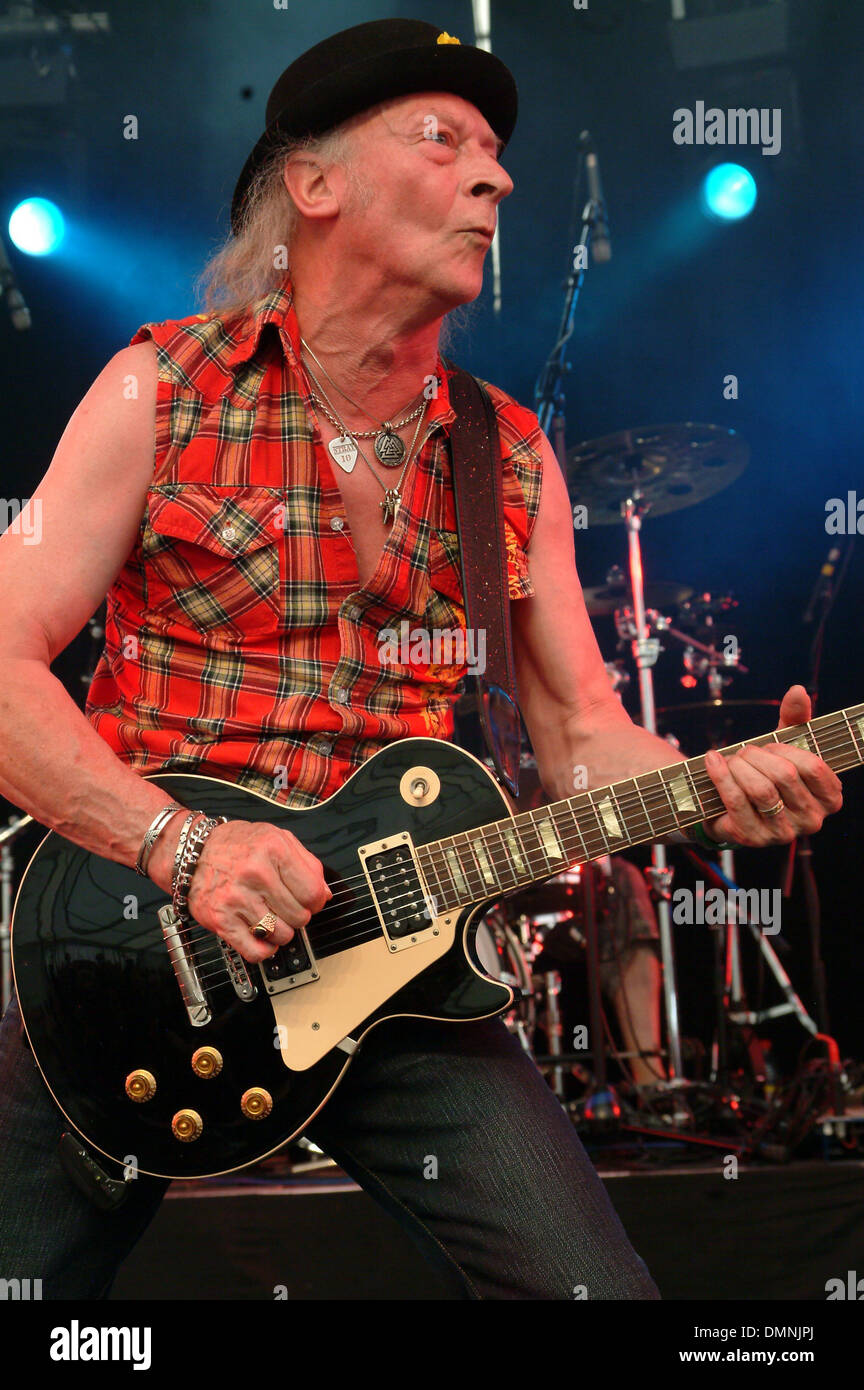 Del Bromham of Stray Cambridge Rock Festival 2012 at Haggis Farm Polo ...