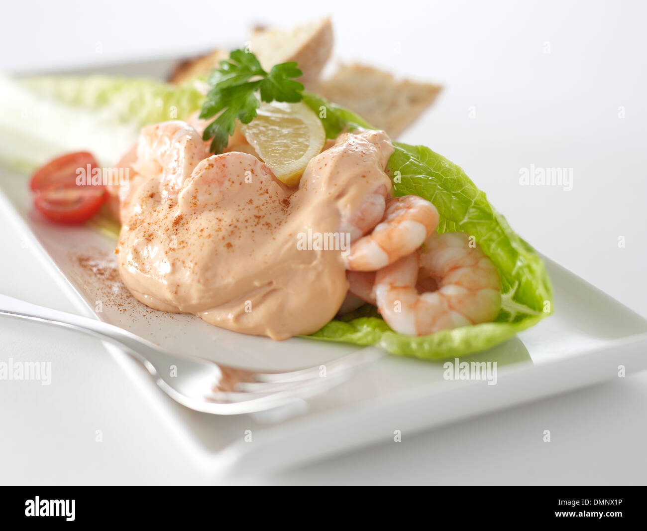 prawn cocktail prawns sauce lettuce tomatoes bread lemon Stock Photo ...