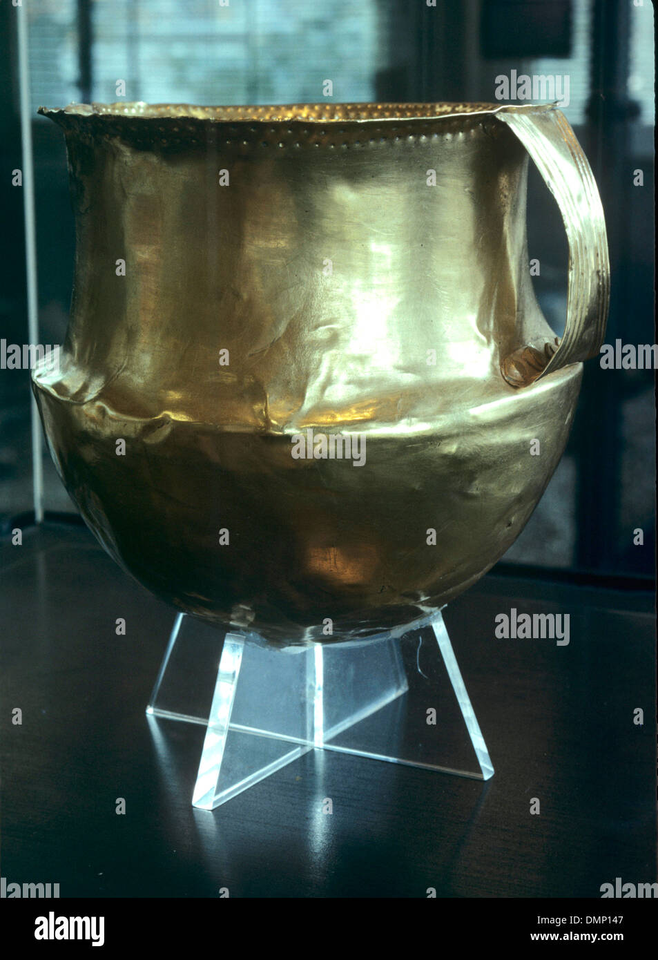Gold beaker. 1500 BC. Wachtberg-Frilzdord. Germany Stock Photo - Alamy