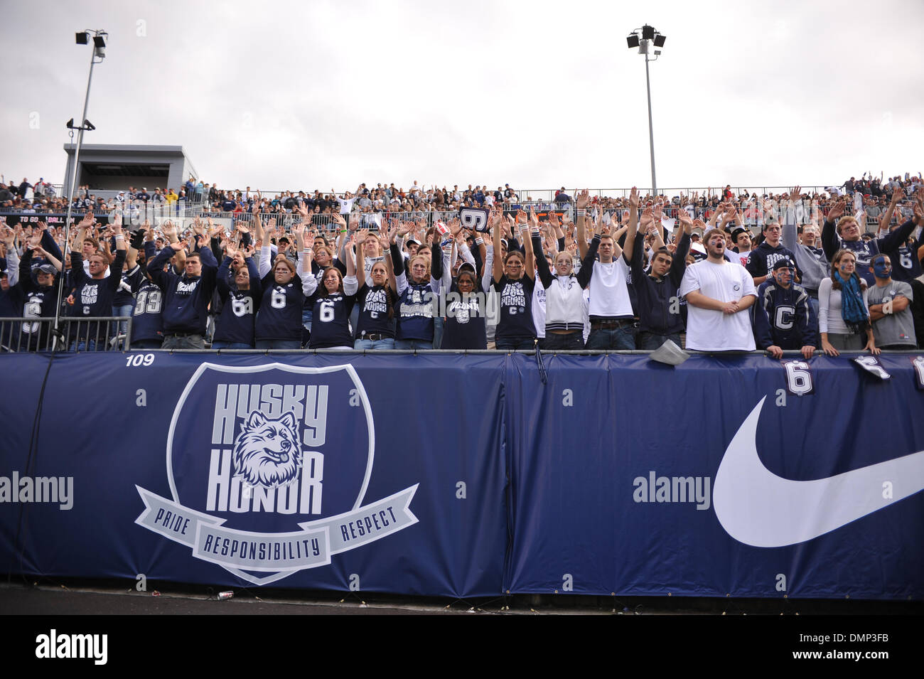Uconn fans hi-res stock photography and images - Alamy