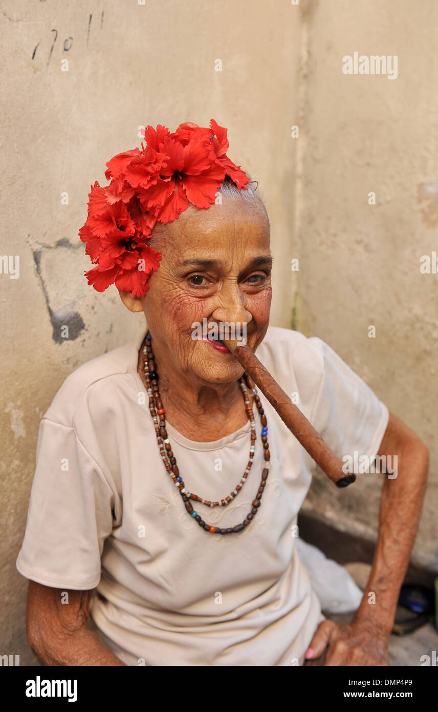 Cigar smoking old lady in havana hi-res stock photography and images ...