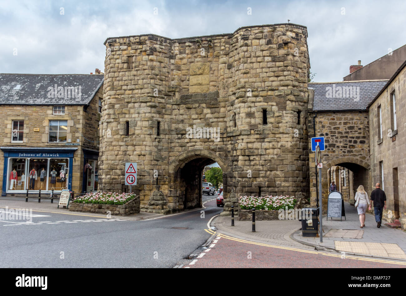 The entrance to the town of Alnwick, through the stone archway Stock ...