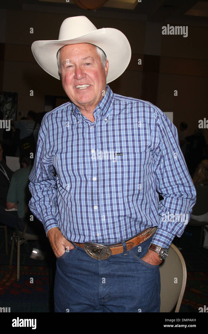 Steve Kanaly at 'Hollywood Show' held at Burbank Marriott convention ...