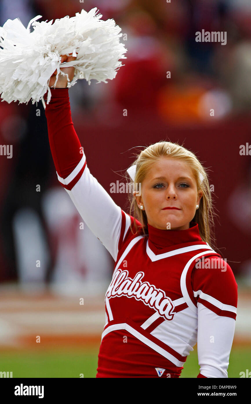 Alabama crimson tide cheerleader hi-res stock photography and images ...