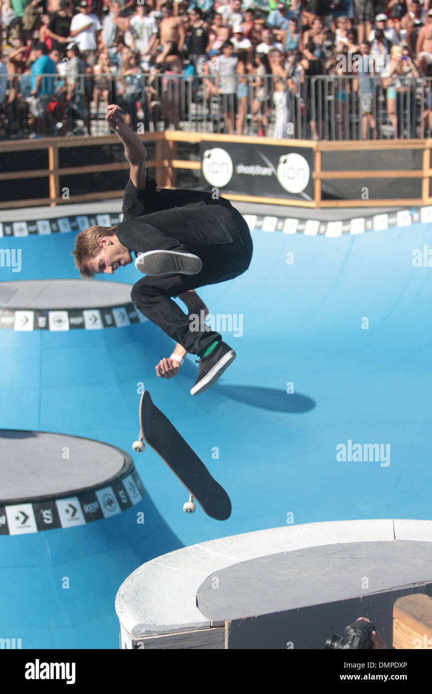 Aaron "JAWS" Homoki Costal Carnage skate competition finals Los Angeles ...