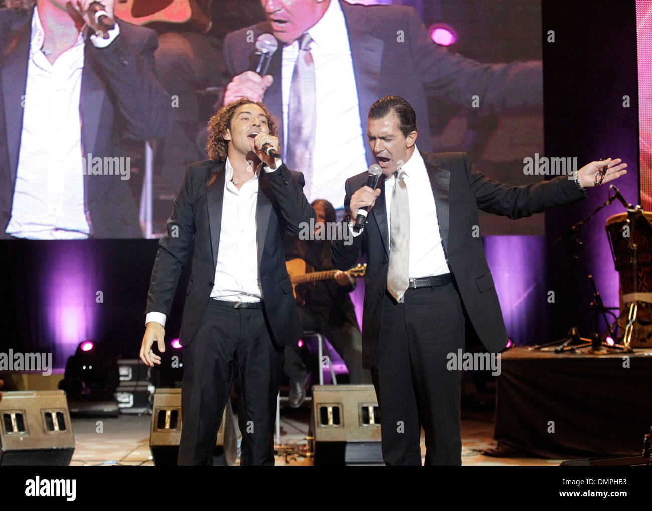 Antonio Banderas and David Bisbal sing a duet during Starlite Gala in ...