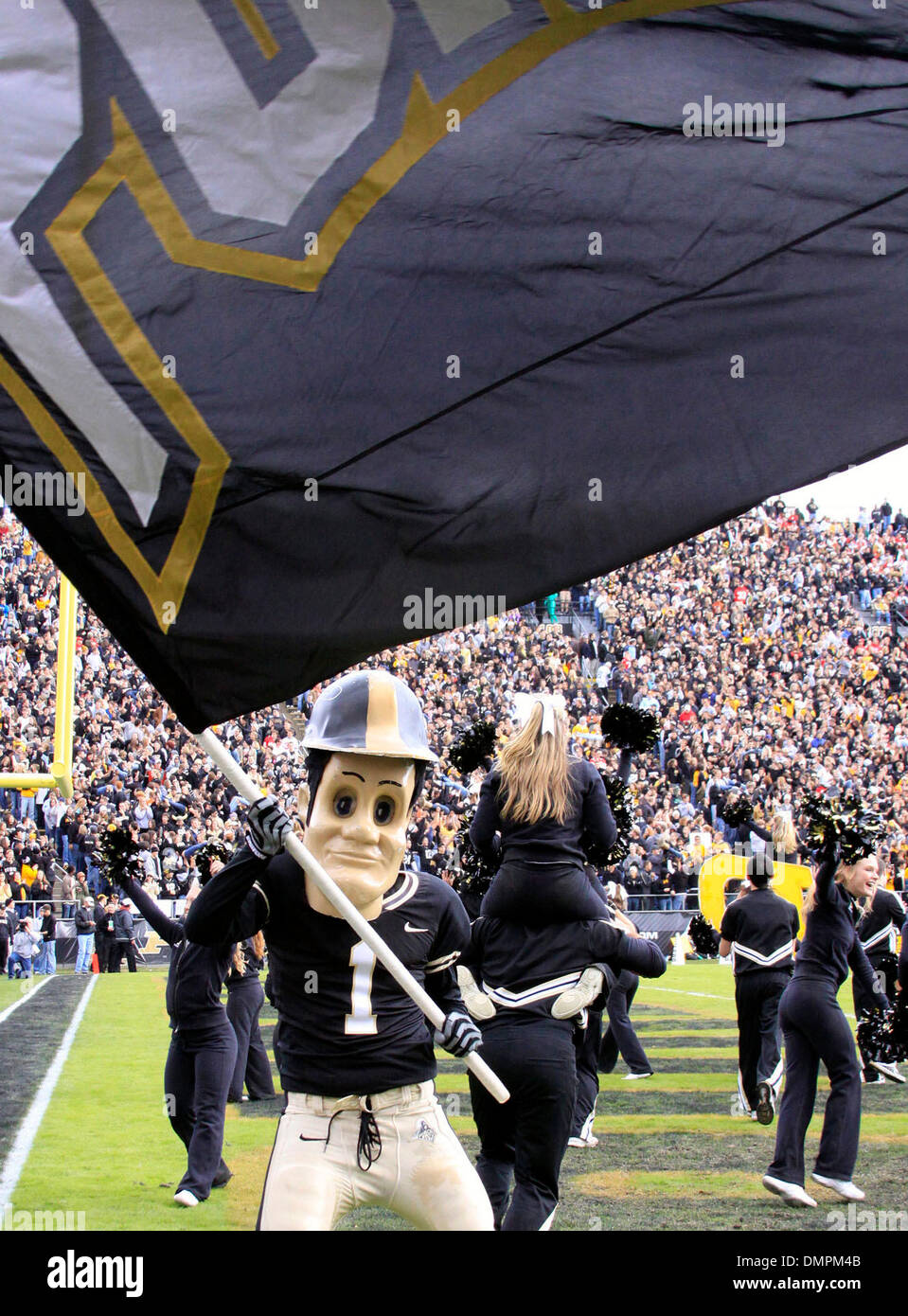 Purdue boilermakers cheerleaders hi-res stock photography and images ...