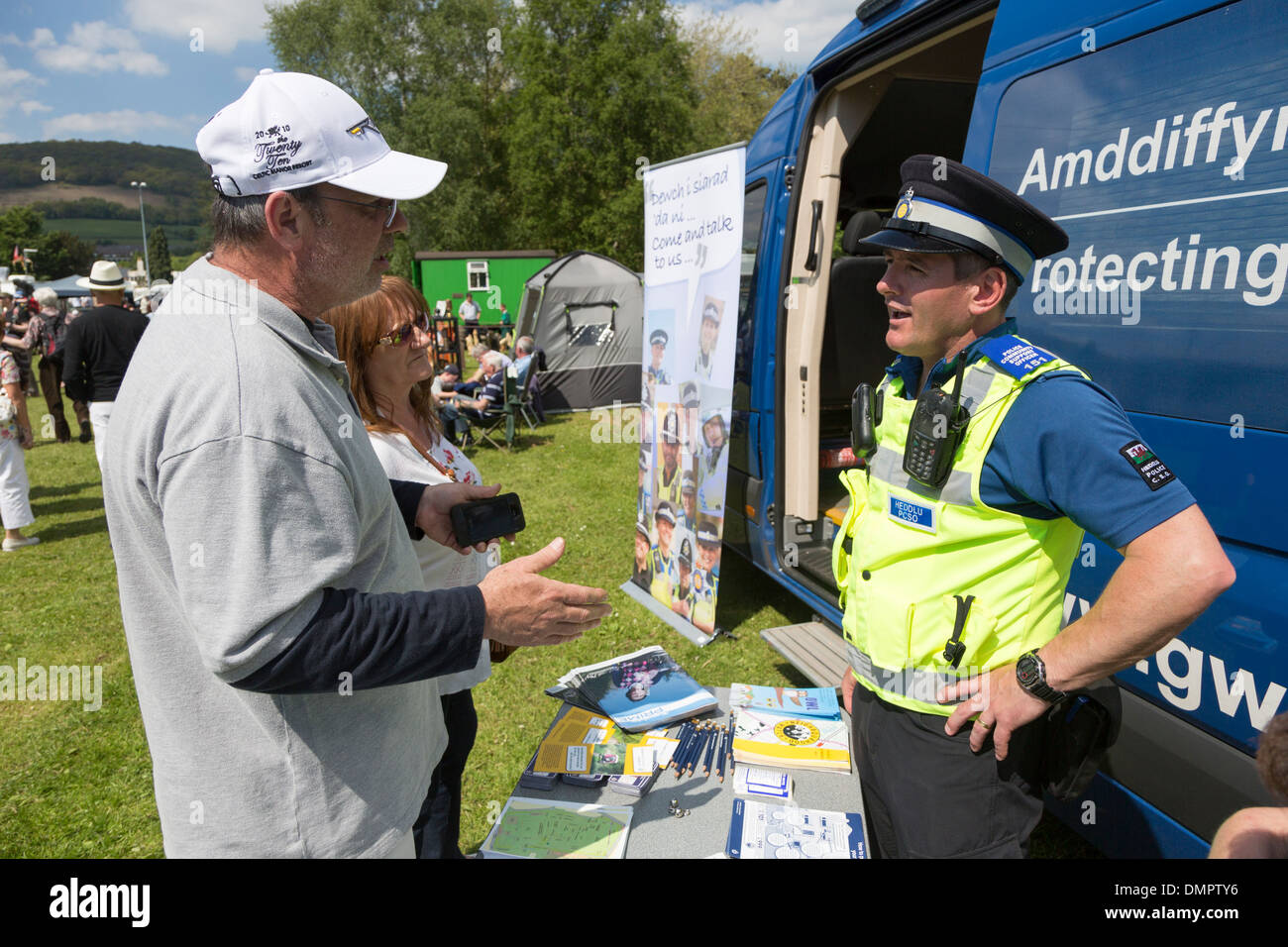 Uk community people talking hi-res stock photography and images - Alamy