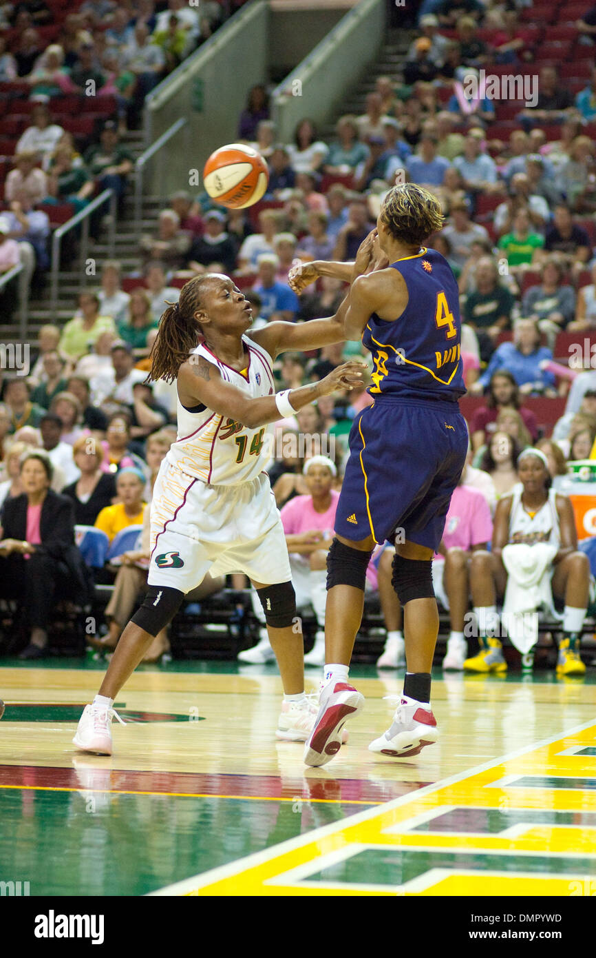 Aug. 27, 2009 - Seattle, Washington, U.S - 27 August 2009: Kiesha Brown (4) saves the ball from ...