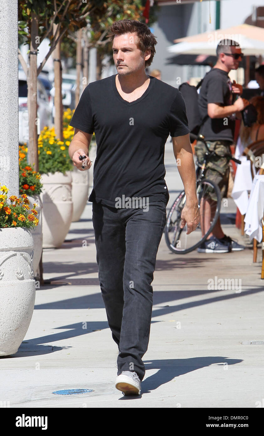 Len Wiseman window shopping on Sunset Plaza stopping at Zadig Voltaire ...