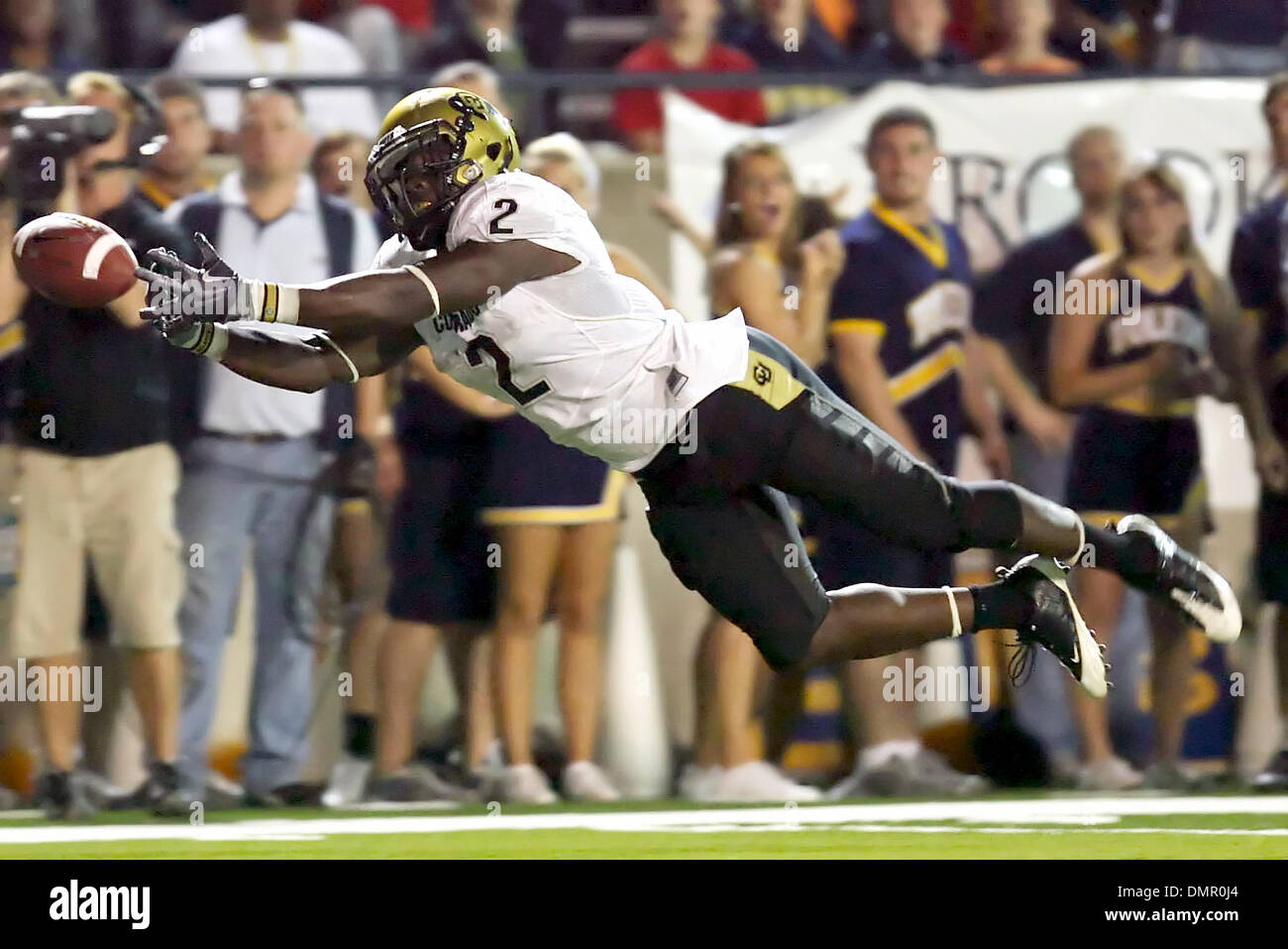 Colorado running back Darrell Scott stretches to catch a pass ...