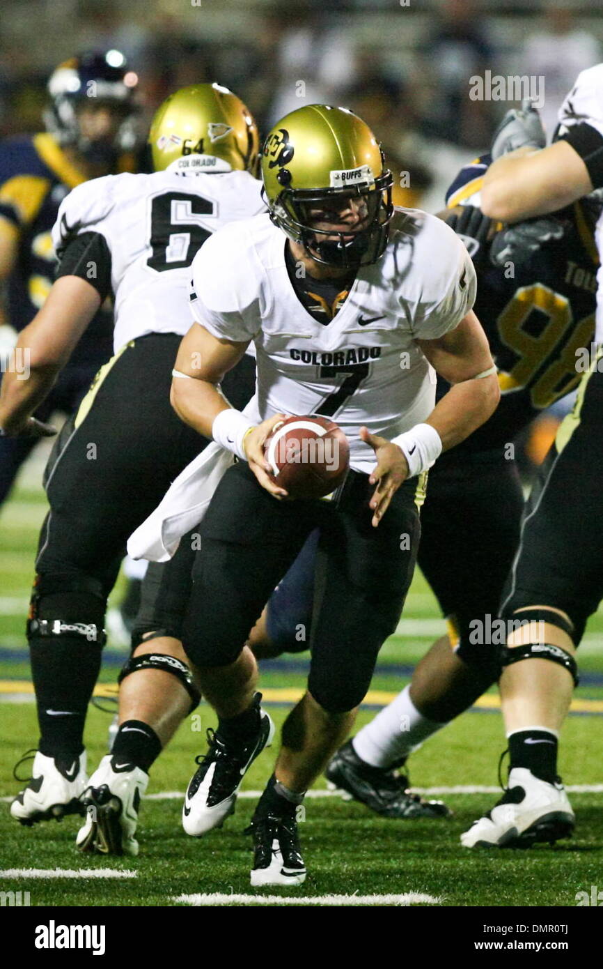 Colorado quarterback Cody Hawkins (7) prepares to hand-off the ball ...