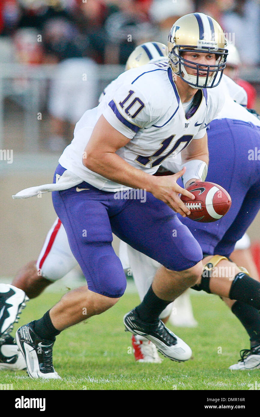 Washington's Jake Locker (10) during game action at Stanford Stadium in ...