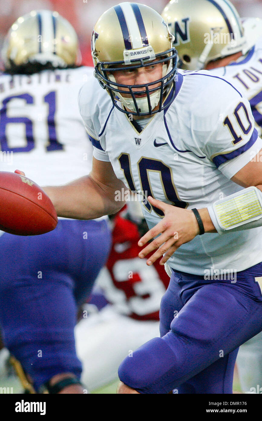Washington's Jake Locker (10) during game action at Stanford Stadium in ...