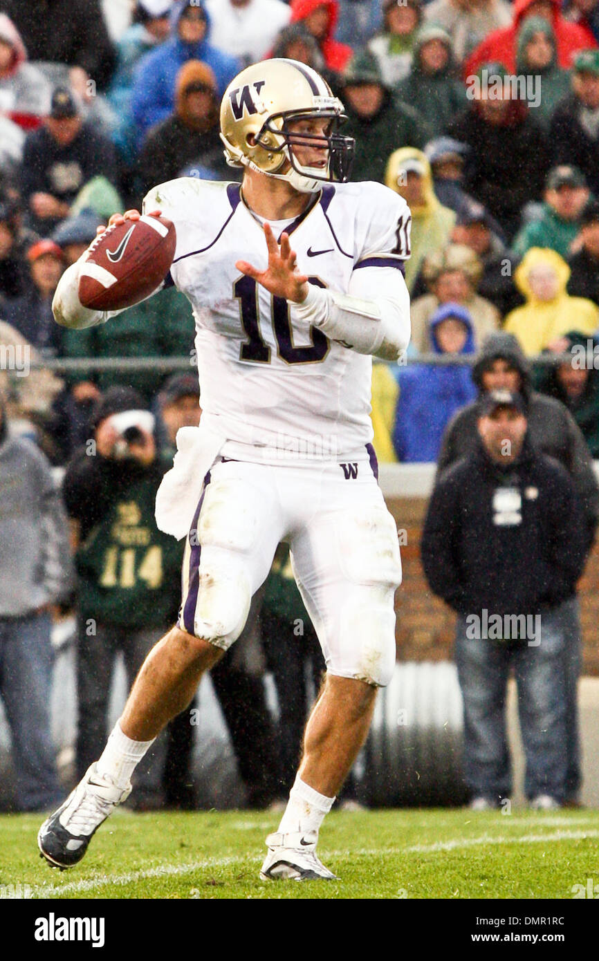 Washington quarterback Jake Locker (10) looks to pass during game ...