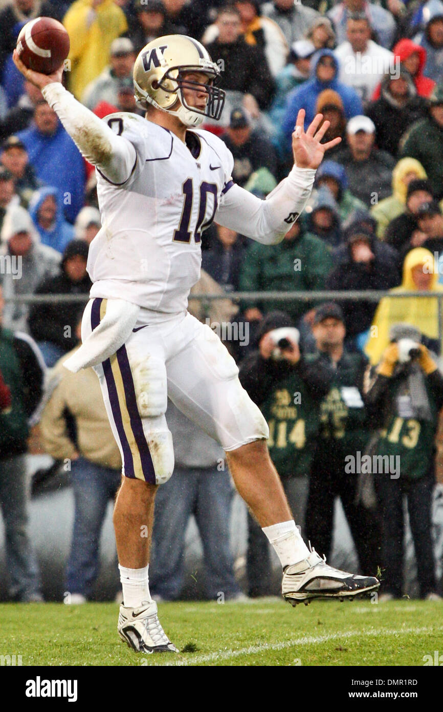 Washington quarterback Jake Locker (10) looks to pass during game ...