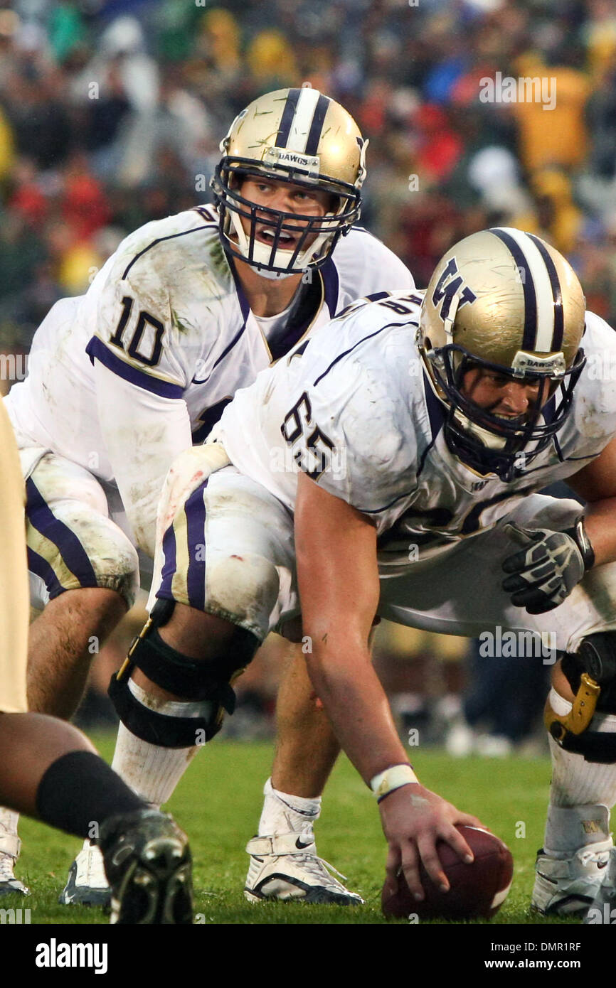 Washington quarterback Jake Locker (10) prepares to take the snap from ...