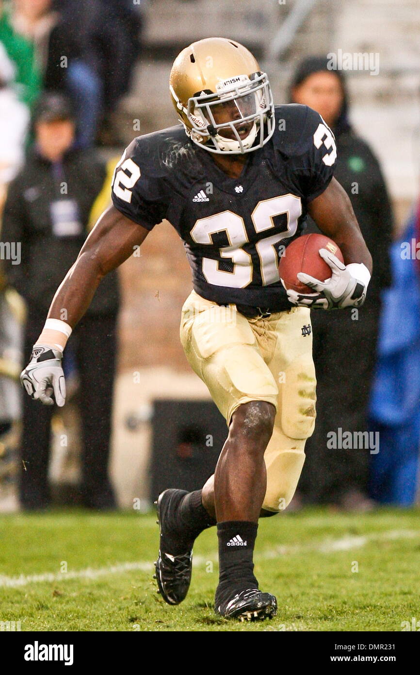 Notre Dame's Theo Riddick (32) during game action. Washington, of the ...