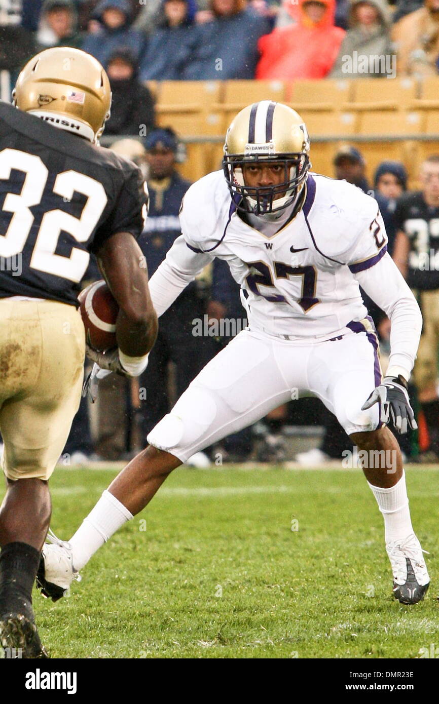 Washington's Adam Long (27) prepares to tackle Notre Dame's Theo ...