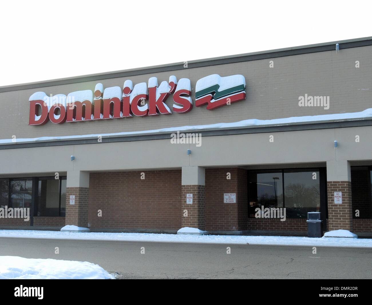 Chicago, Illinois, USA. 15th December 2013. The entrance sign to a Dominick's supermarket lies ...