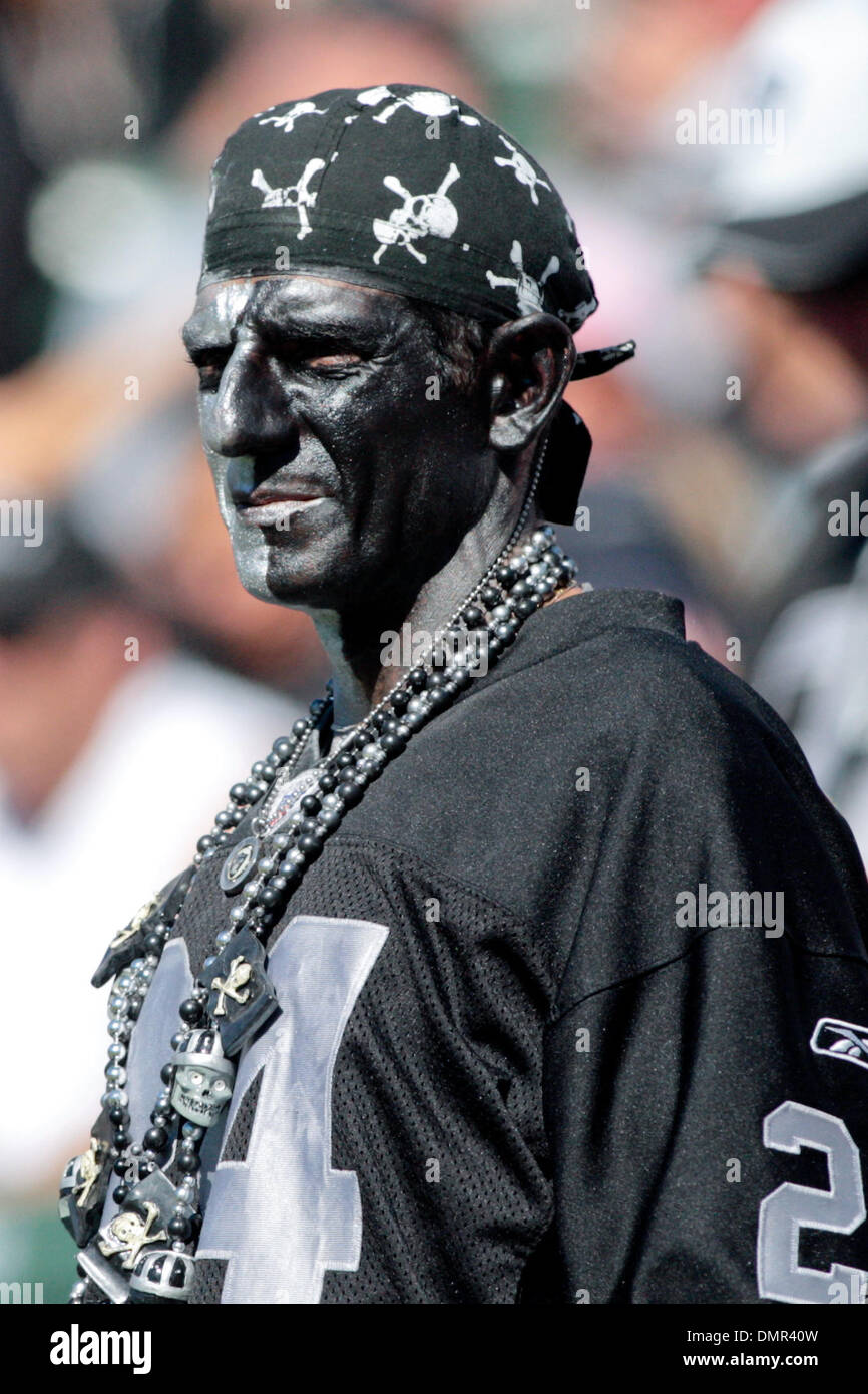 An oakland raiders fan hi-res stock photography and images - Alamy