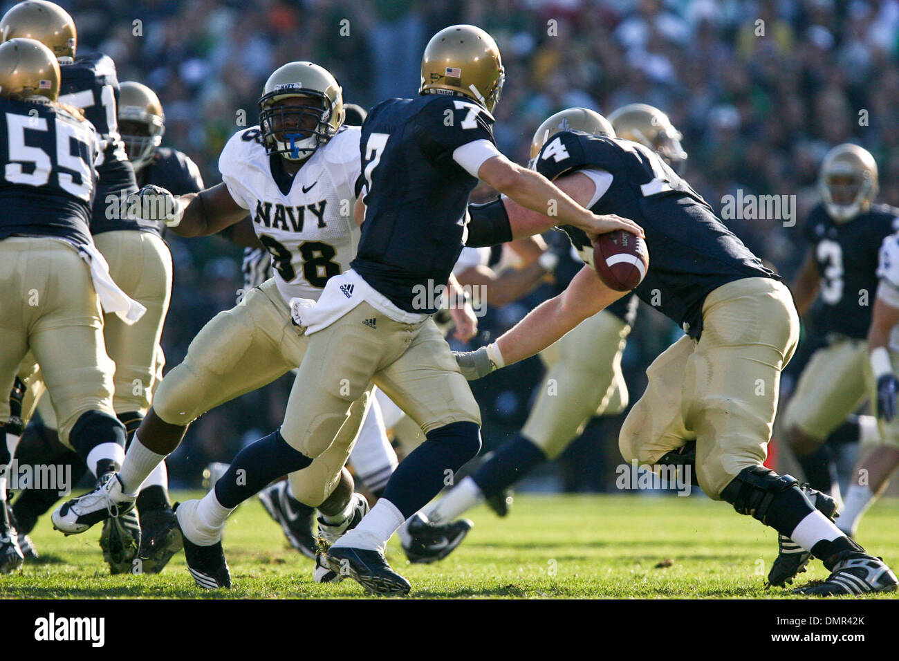 Notre Dame quarterback Jimmy Clausen (7) looks downfield for an open ...