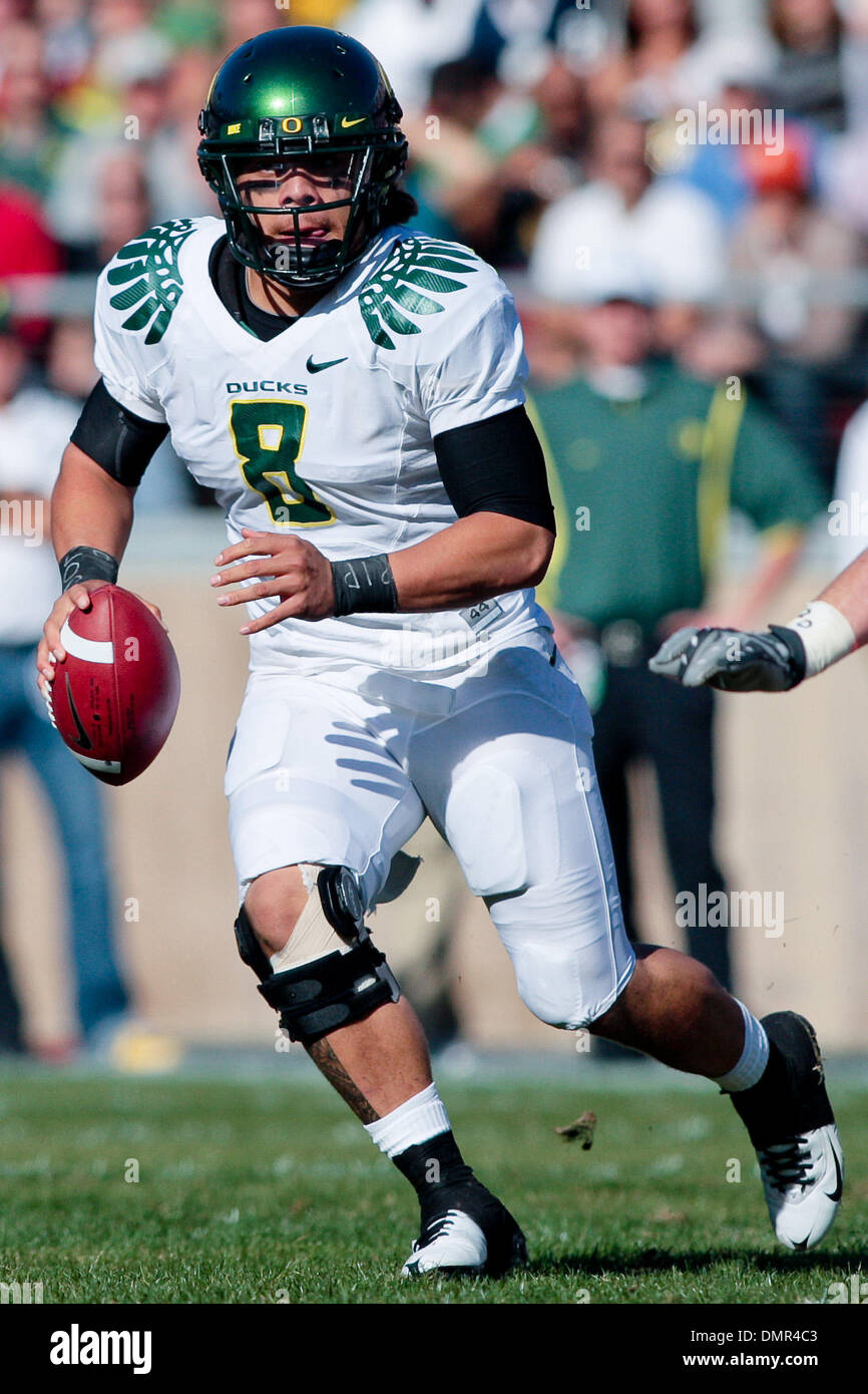 Oregon Ducks quarterback Jeremiah Masoli (8) of Daly City, Calif.during ...