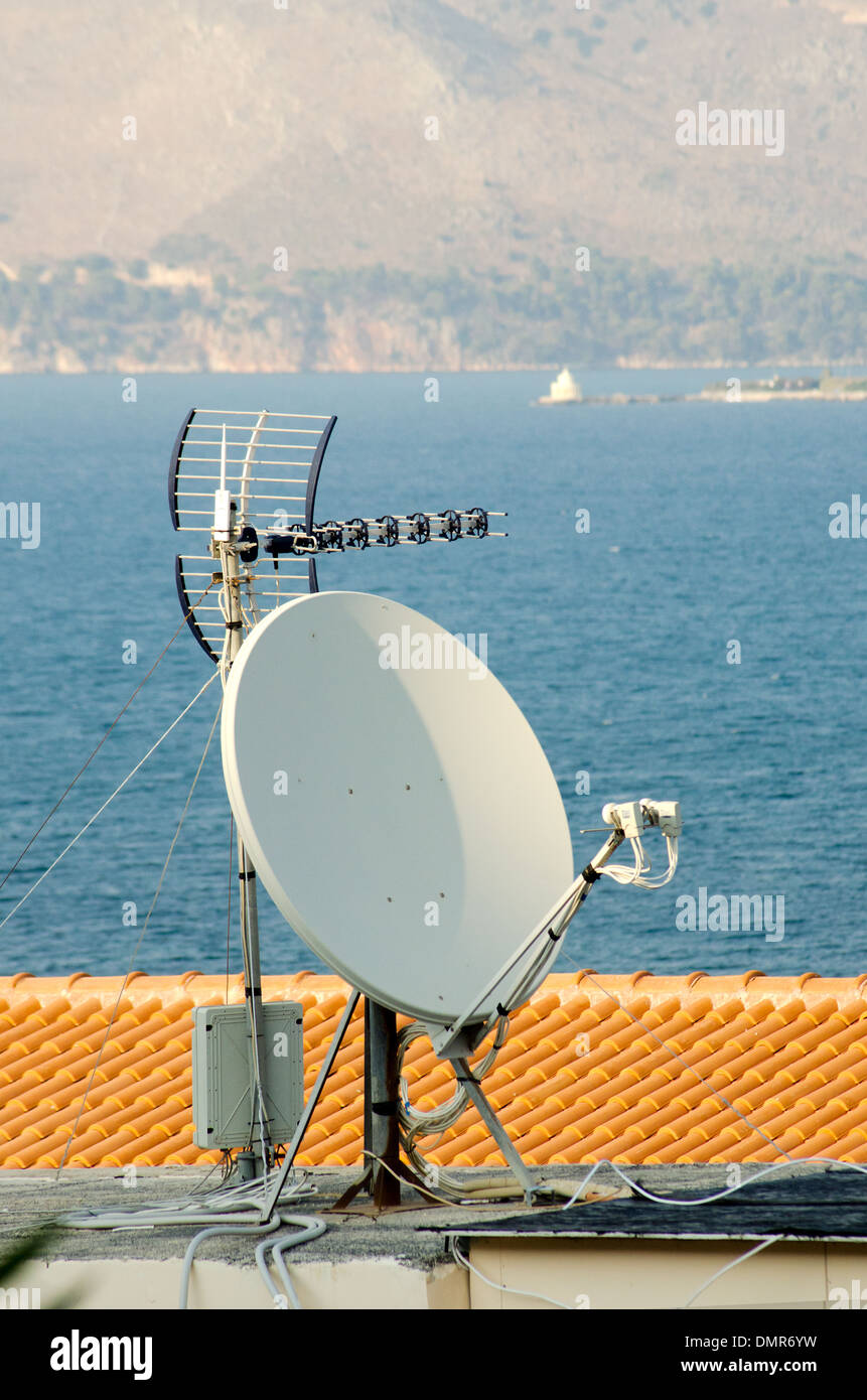 Commercial satellite dish hi-res stock photography and images - Alamy