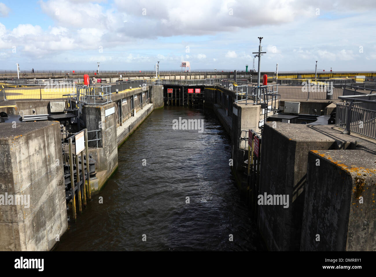 Cardiff bay barrage hi-res stock photography and images - Alamy