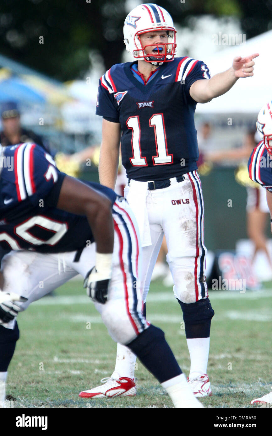 Florida Atlantic quarterback Rusty Smith (11) signals to his sideline ...