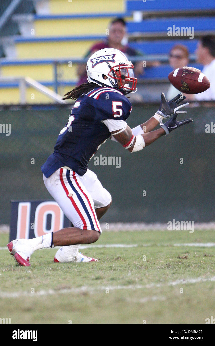 Florida Atlantic cornerback Tavious Polo (5) catches a kick. The ...