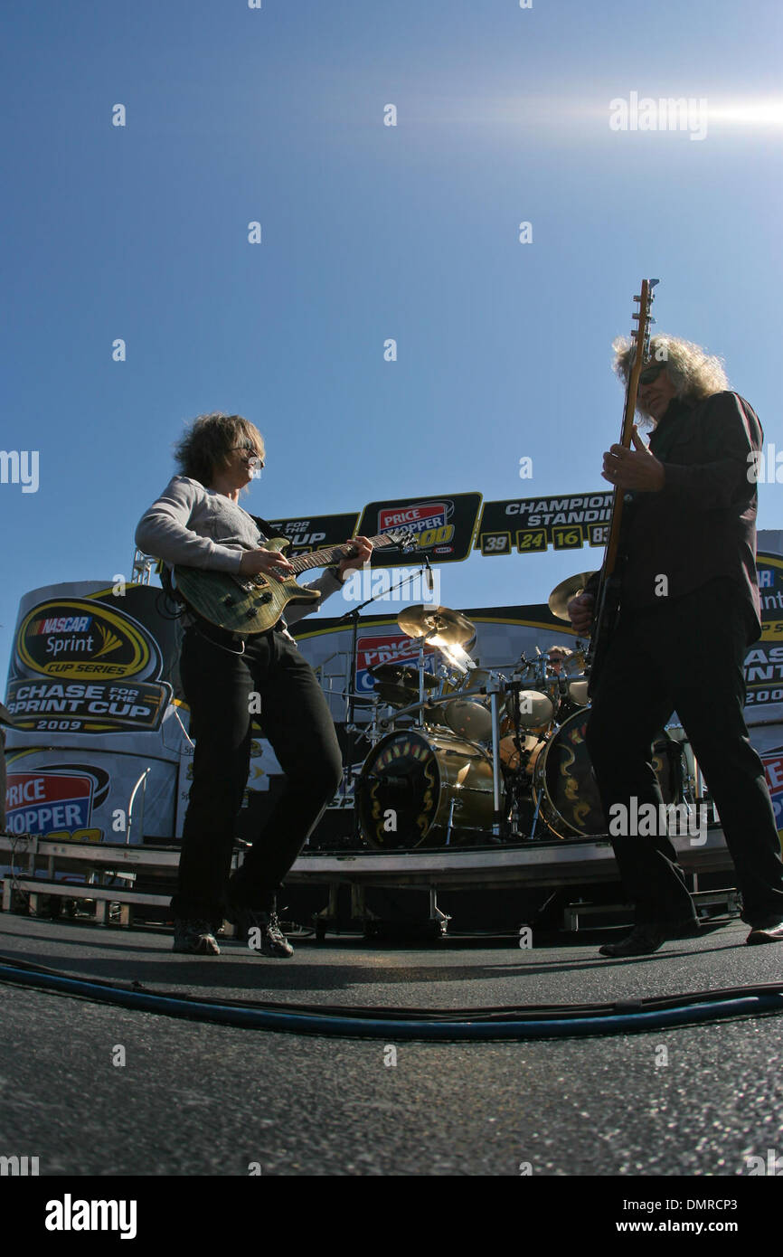 04 October 2009: Dave Ragsdale (left) and Billy Greer (right) of the ...