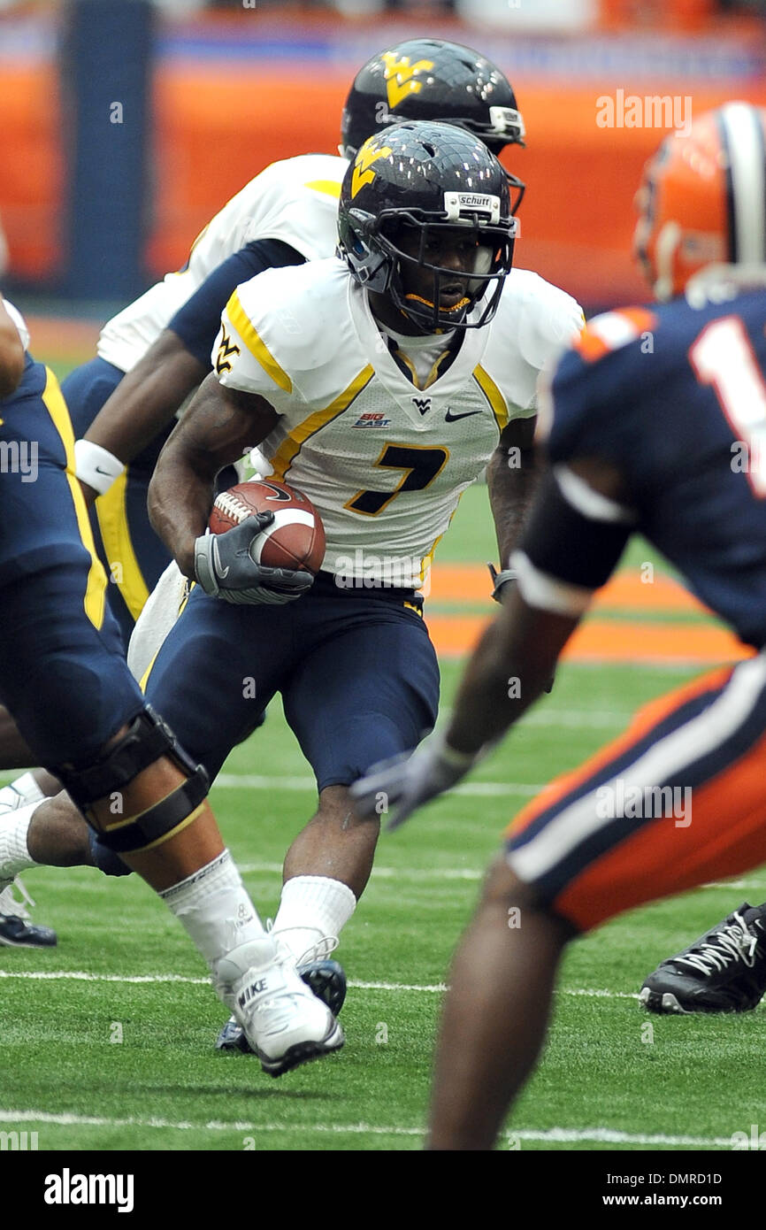 West Virginia running back Noel Devine (7) looks for yards in the red ...