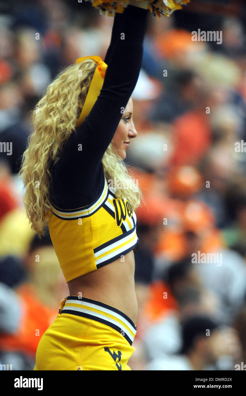 Cheerleader kick hi-res stock photography and images - Alamy