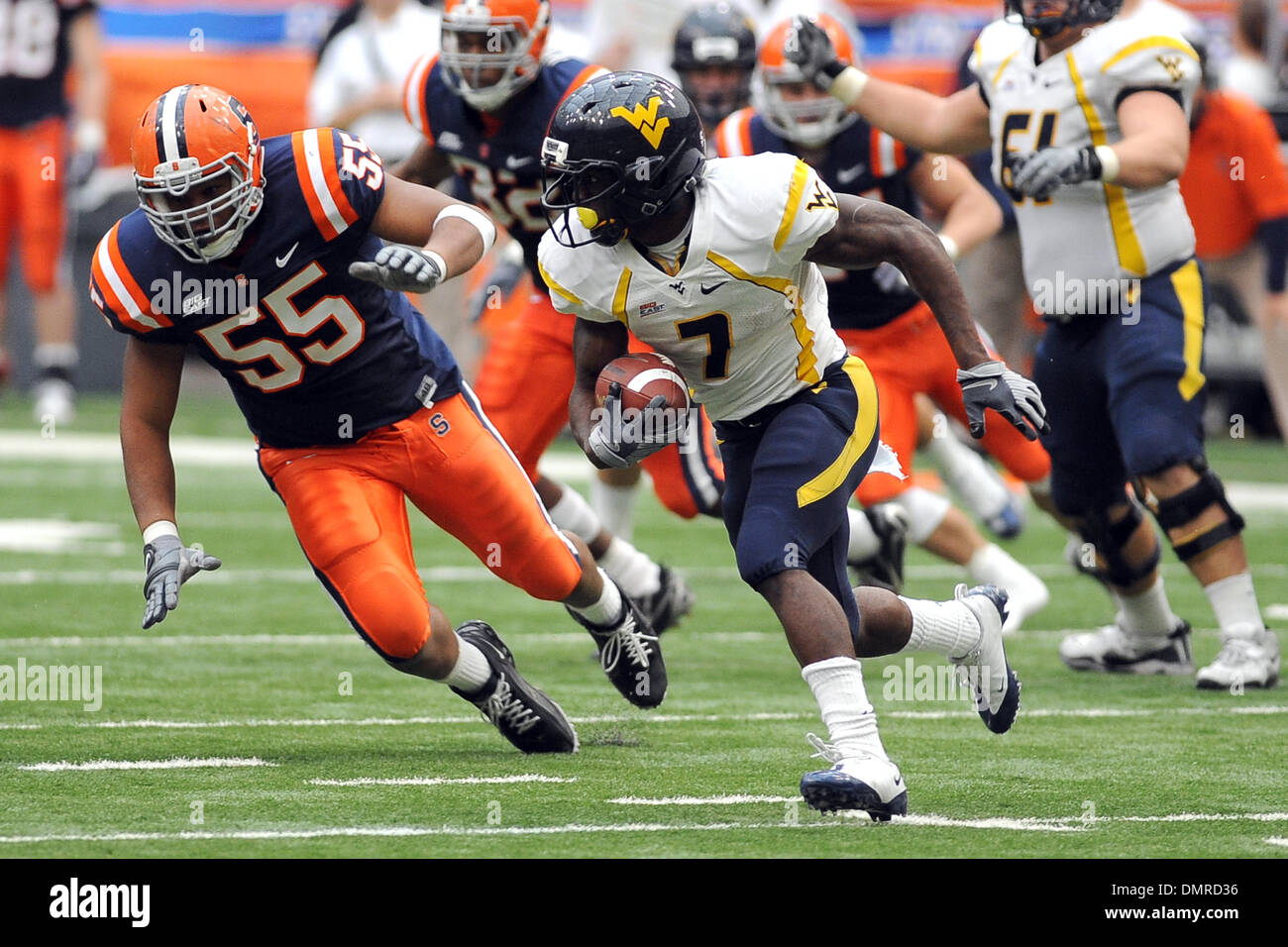 West Virginia running back Noel Devine (7) looks for running room in ...