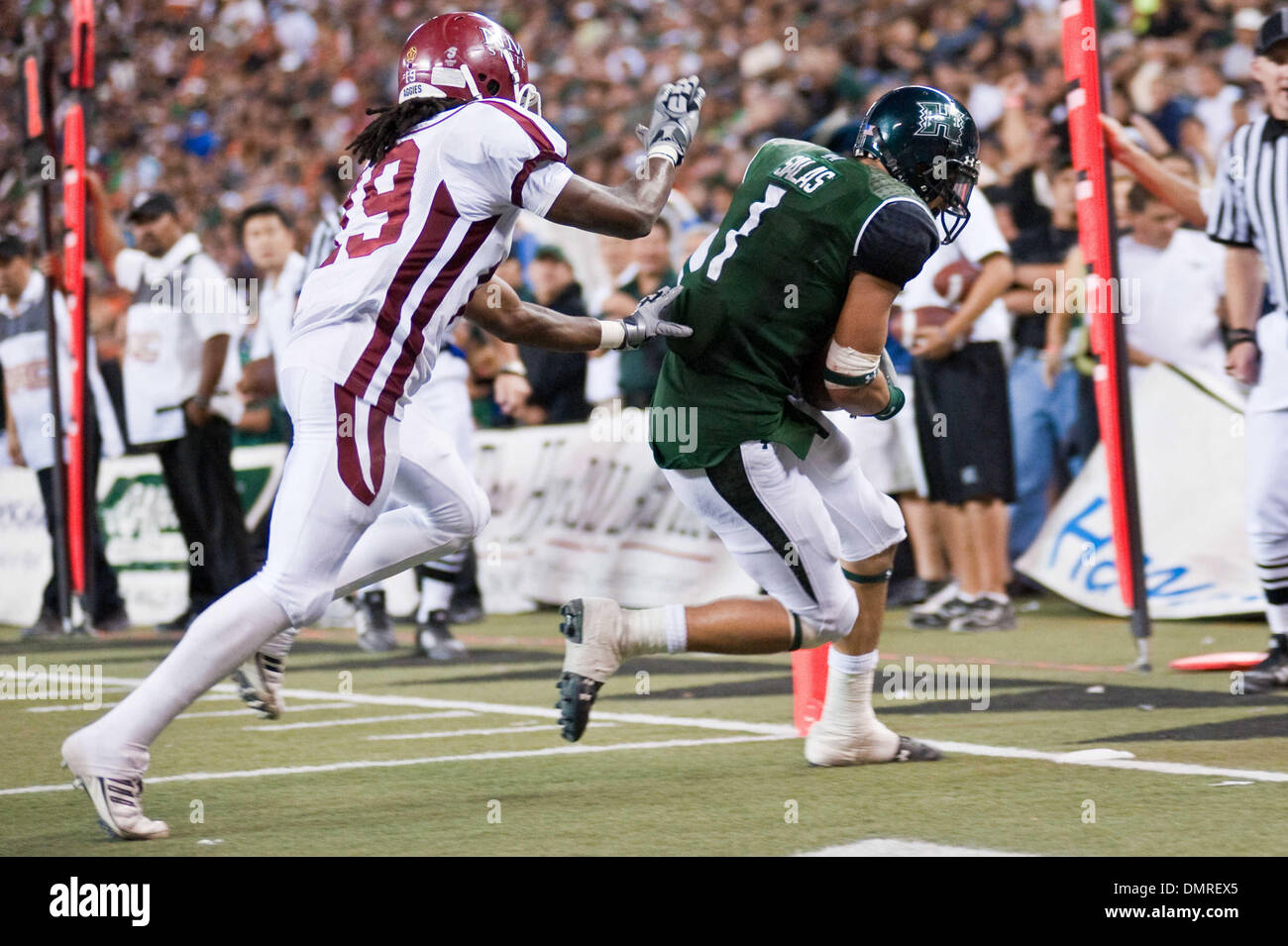 Hawaii wide receiver Greg Salas #1 finds the end-zone in the second ...
