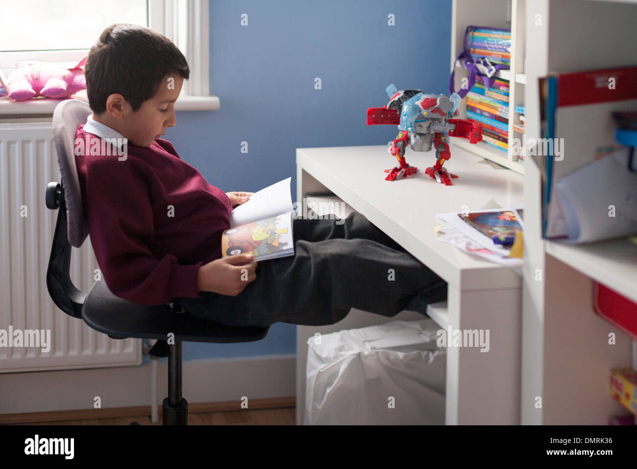 Boy reading hi-res stock photography and images - Alamy
