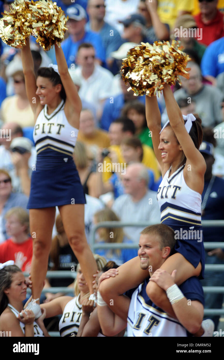 Pittsburgh panthers cheerleaders hi-res stock photography and images ...