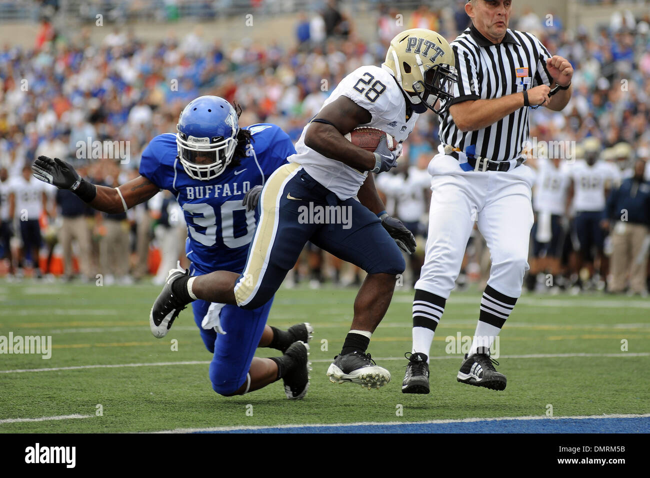 Pittsburgh Panthers Dion Lewis ,28, races past the University of ...