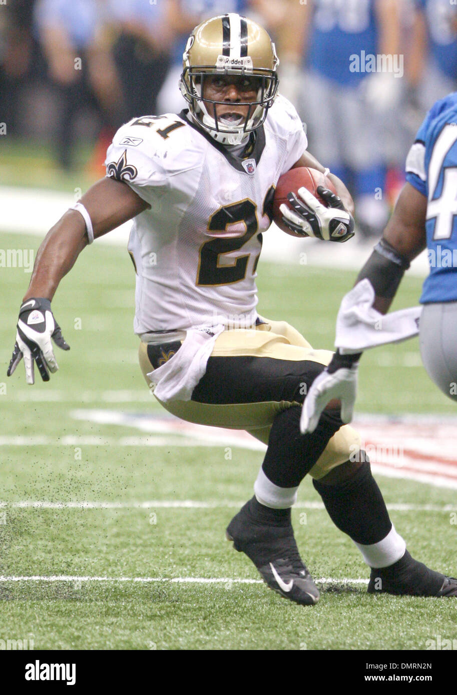 Saints running back Mike Bell (21) attempts to change direction during ...