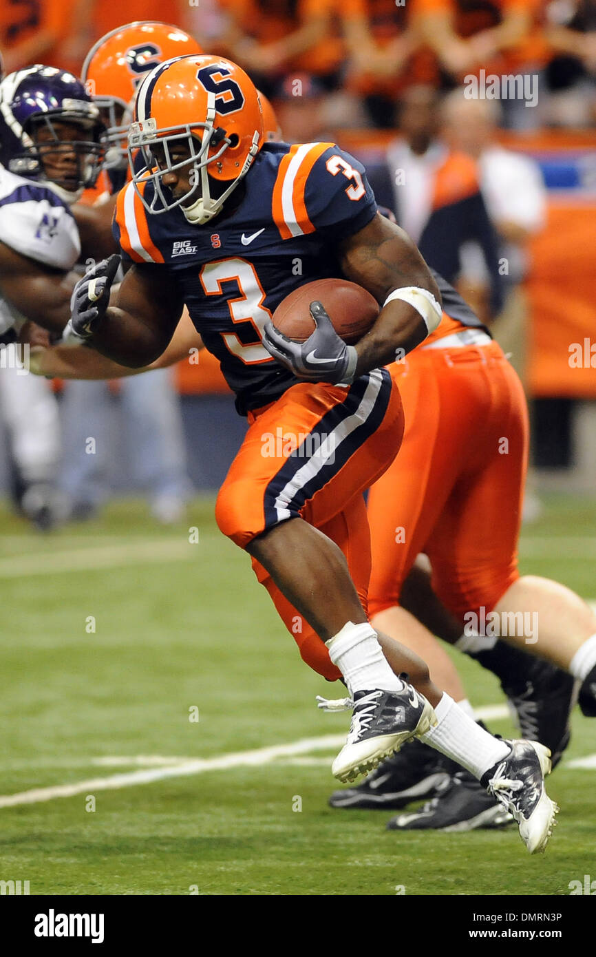 Syracuse running back Delone Carter (3) breaks free for the first down ...