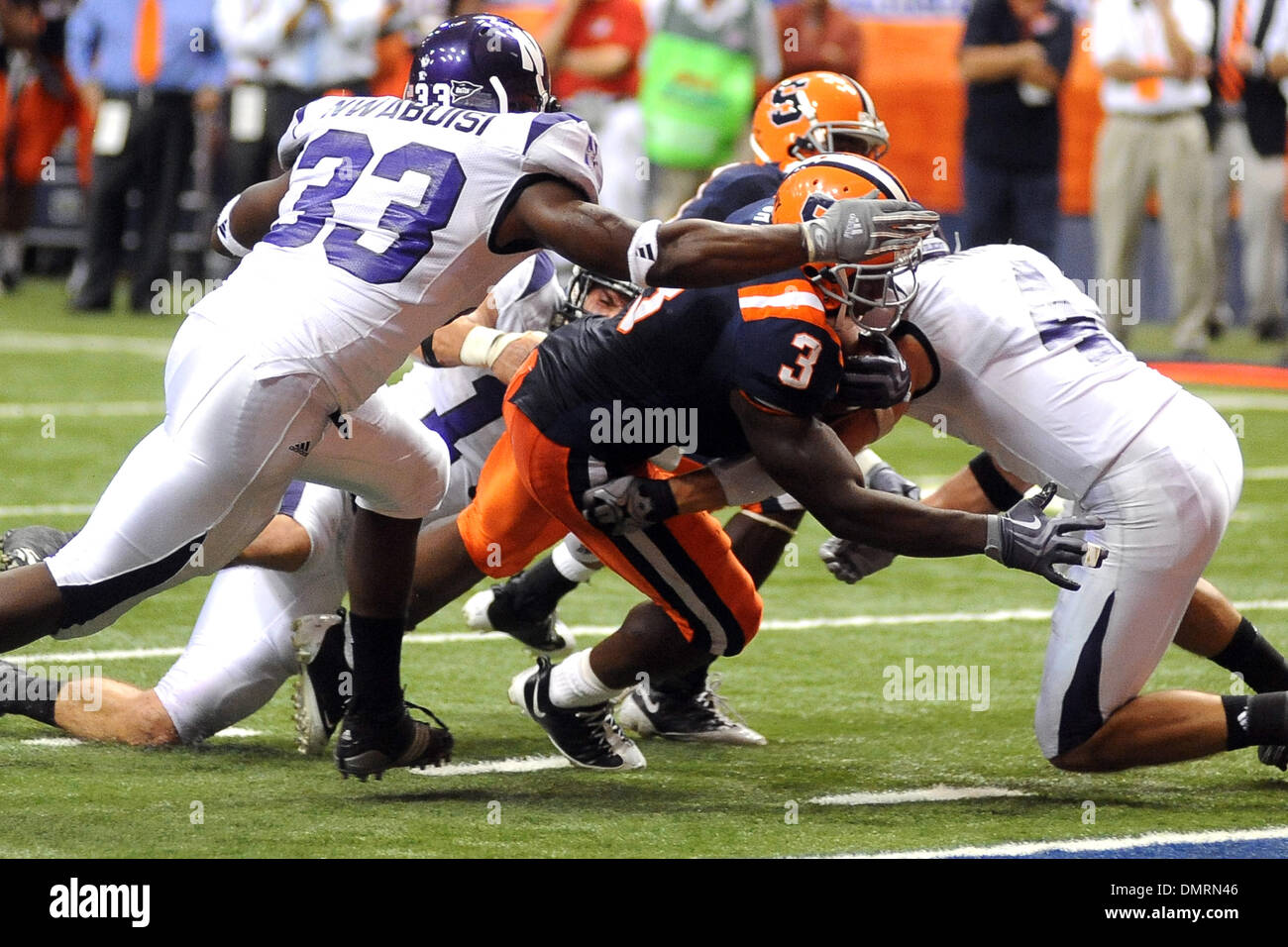 Syracuse running back Delone Carter (3) dives for the touchdown through ...