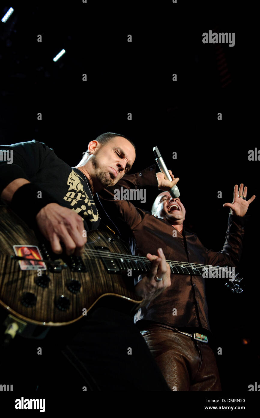 Creed lead vocalist Scott Stapp and lead guitarist Mark Tremonti during ...