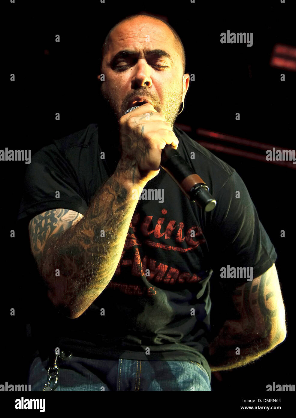 ENT: SEPT 22 Staind lead vocalist Aaron Lewis during their concert in ...