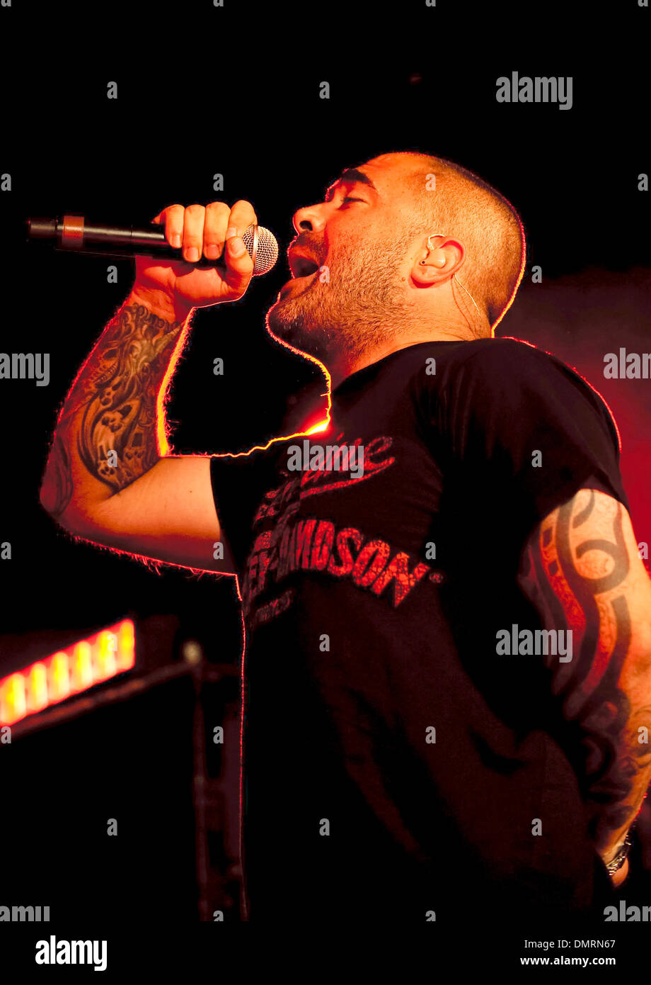 ENT: SEPT 22 Staind lead vocalist Aaron Lewis during their concert in ...