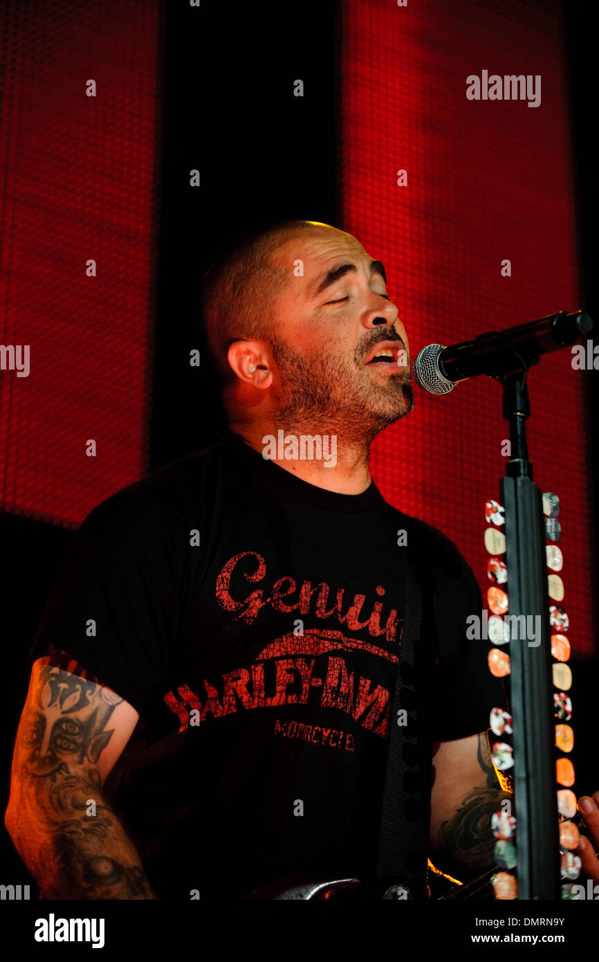 ENT: SEPT 22 Staind lead vocalist Aaron Lewis during their concert in ...