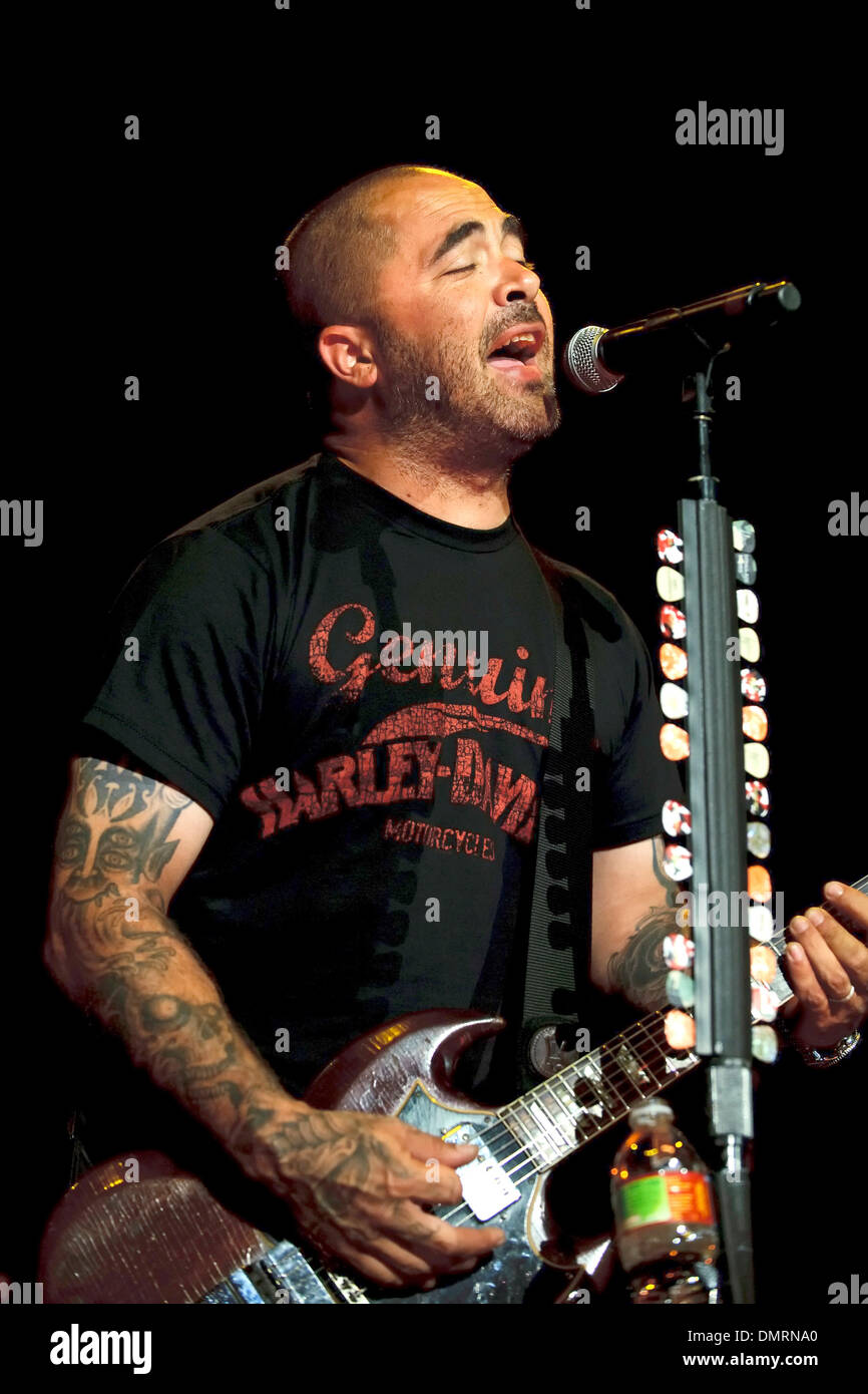 ENT: SEPT 22 Staind lead vocalist Aaron Lewis during their concert in ...