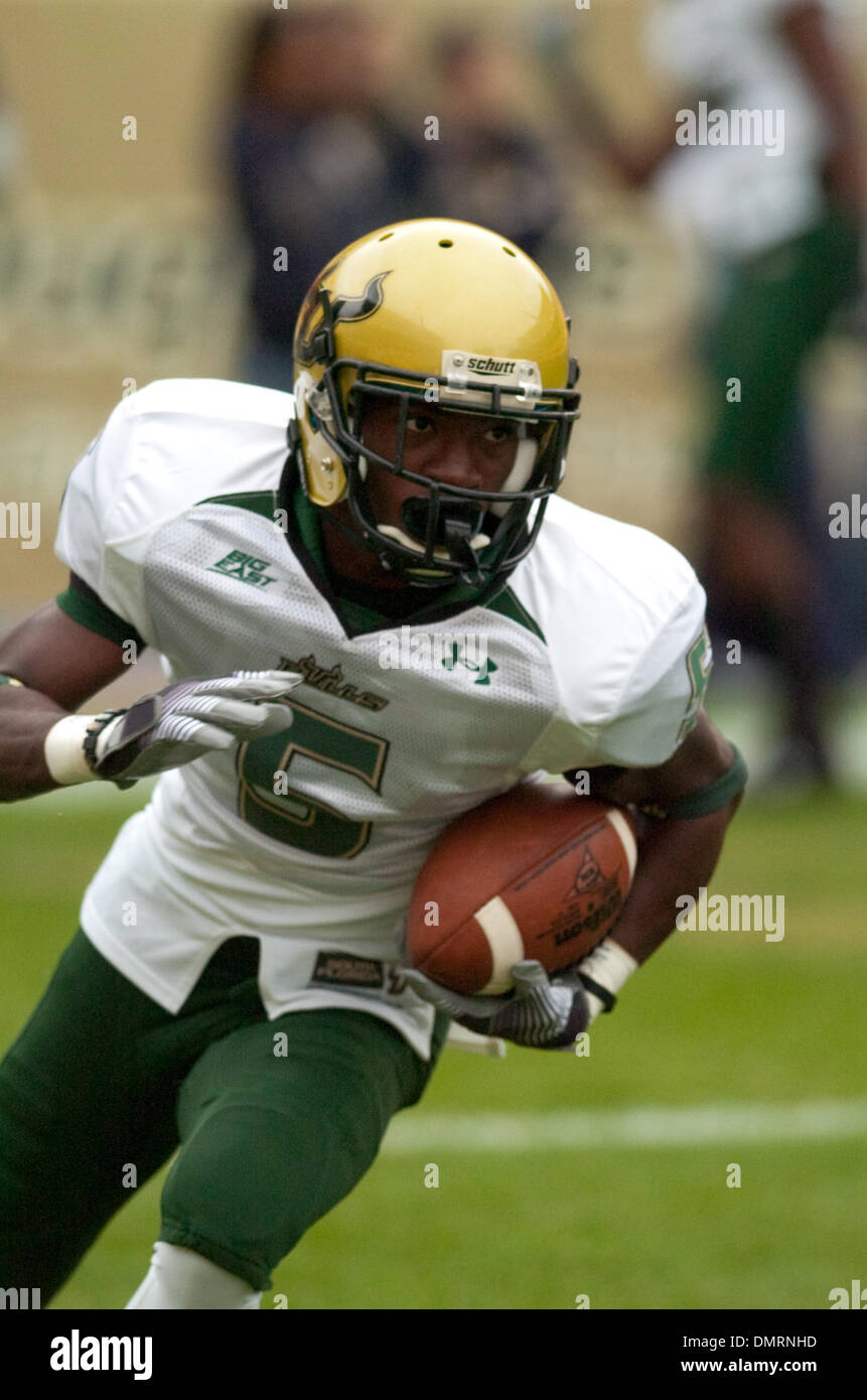 South Florida Bulls running back Lindsey Lamar (5) runs for yardage in a game against the ...
