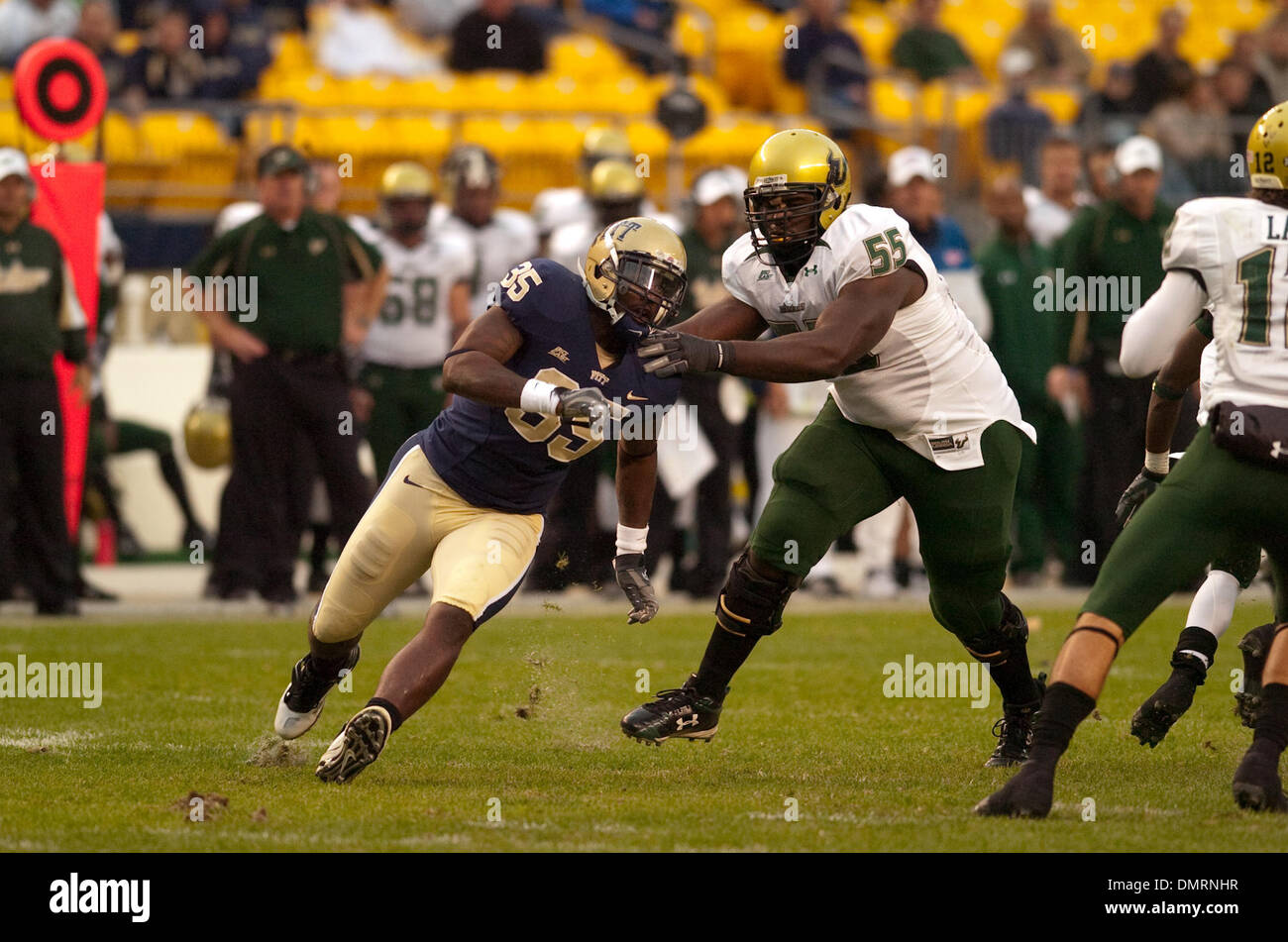 Pittsburgh Panthers defensive lineman Brandon Lindsey (35) battles ...