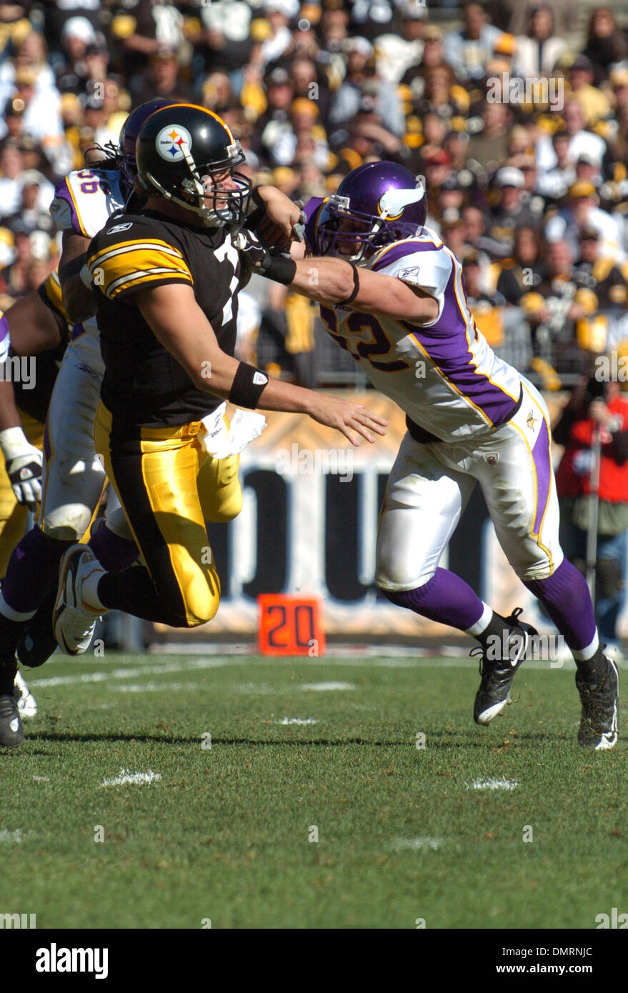 Pittsburgh Steelers quarterback Ben Roethlisberger (7) is pressured by ...